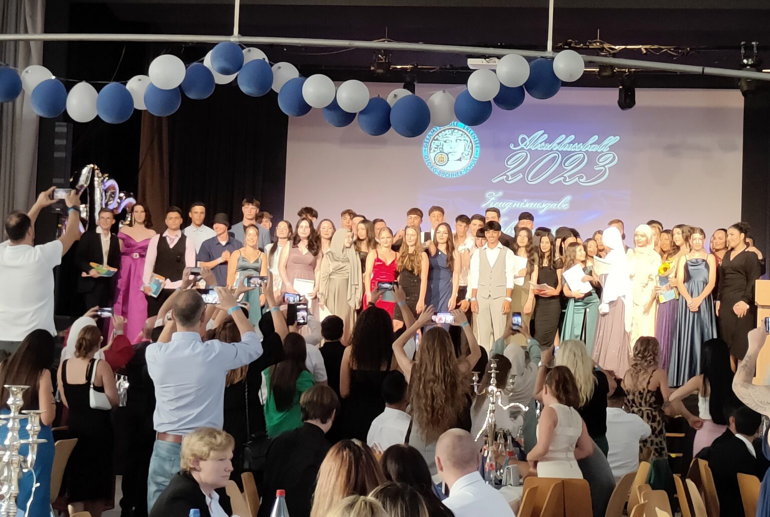 Abschlussball 2023: Glamour, Glanz und ein paar Tränchen – Georg-Büchner-Schule