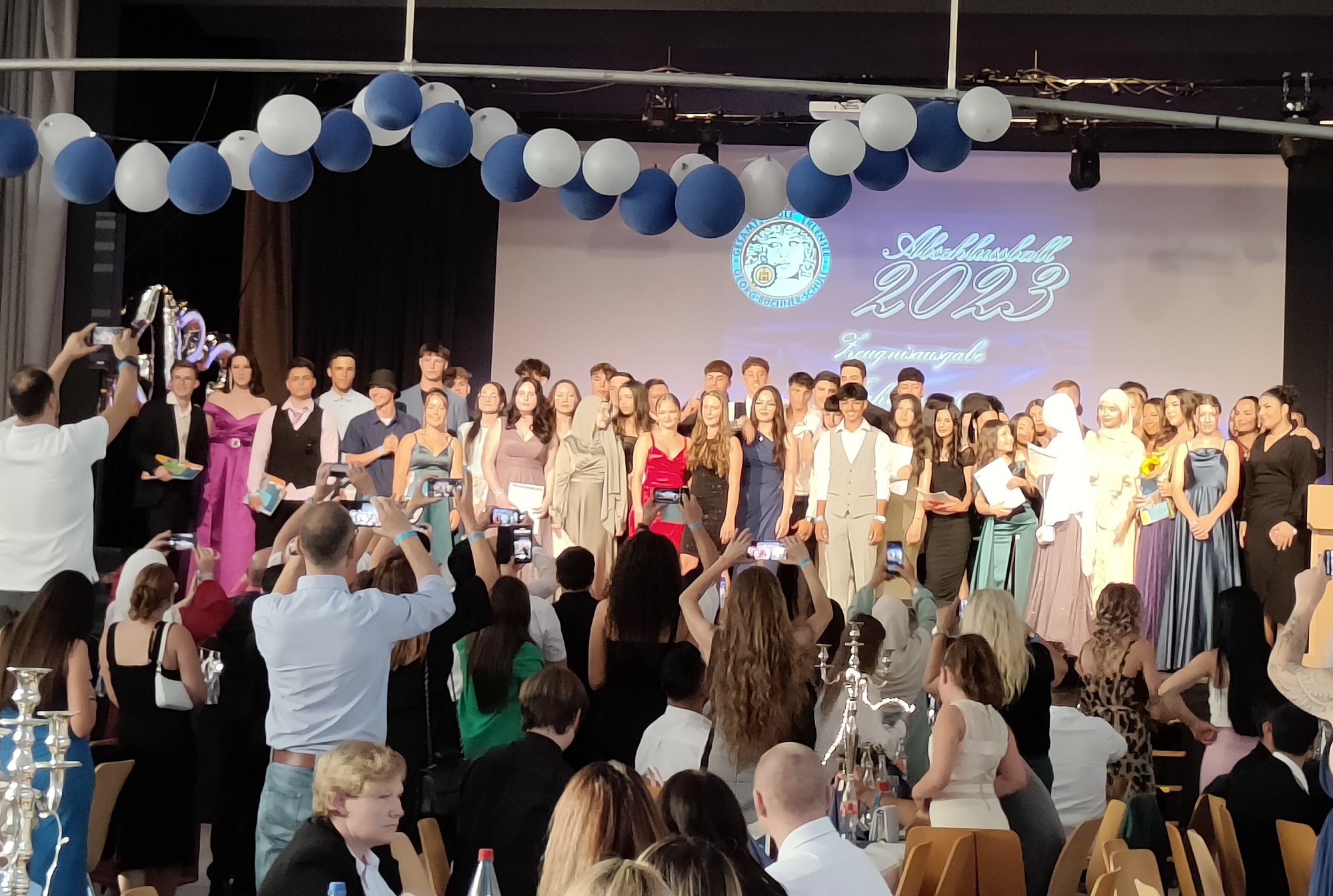Abschlussball 2023: Glamour, Glanz und ein paar Tränchen – Georg-Büchner-Schule